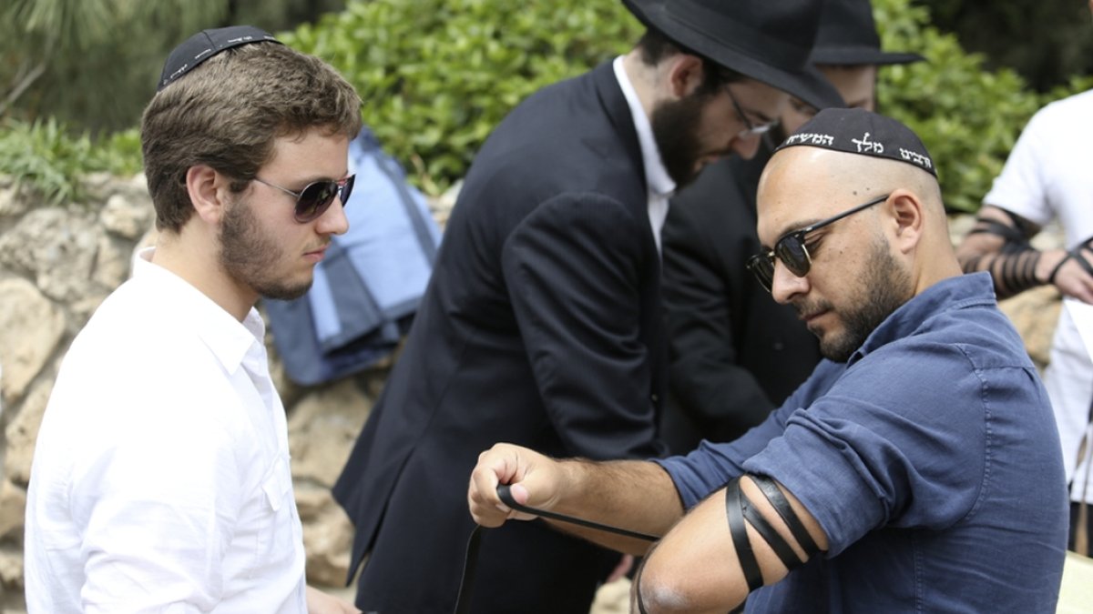 Why Not Kiss the Tefillin and Get a Million Dollars? - Hidabroot