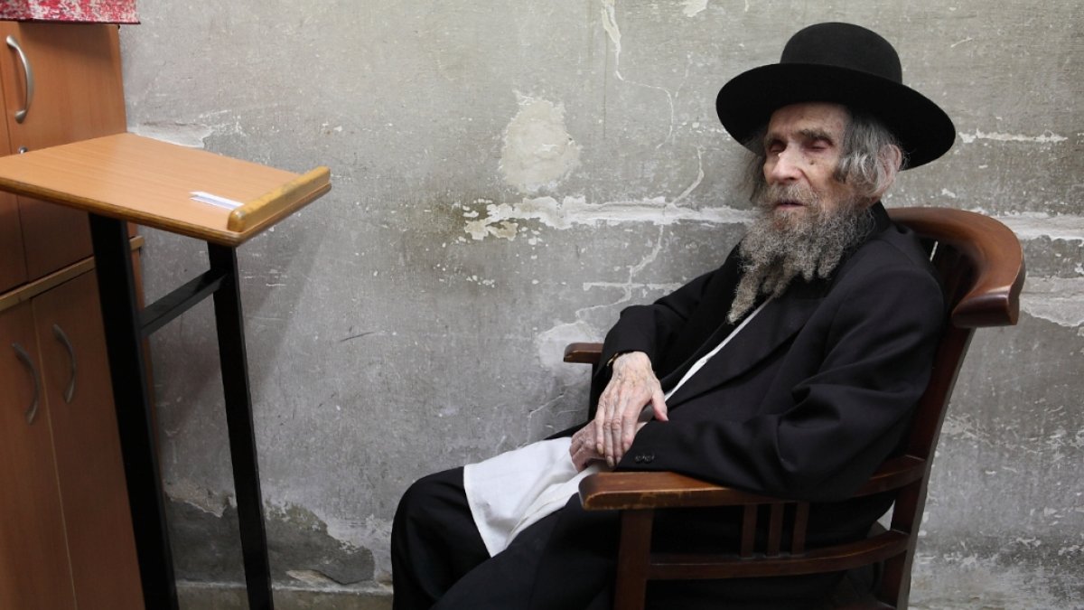 A Year to Live: Rabbi Steinman's Unexpected Answer - Hidabroot