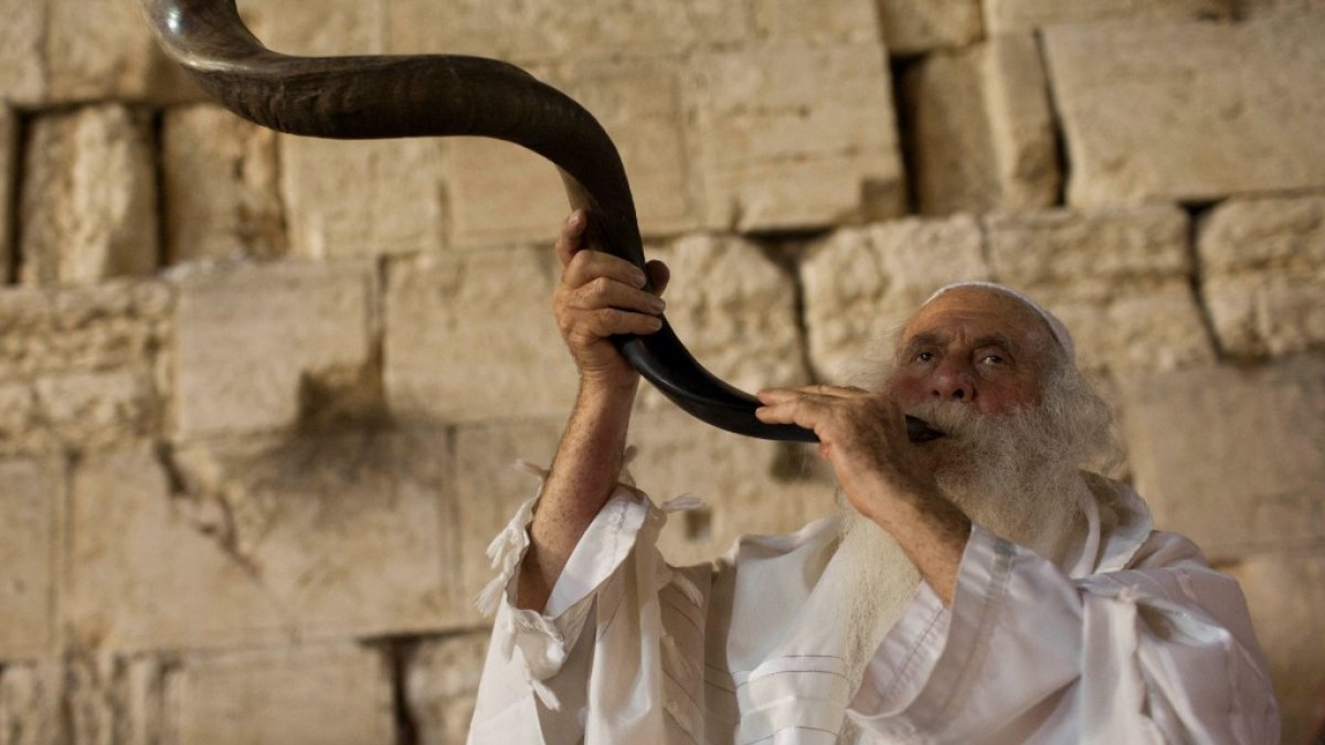 The Shofar That Defied the British: Courage at the Western Wall - Hidabroot